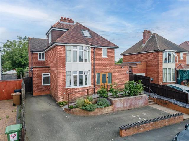 6 bedroom detached house for sale