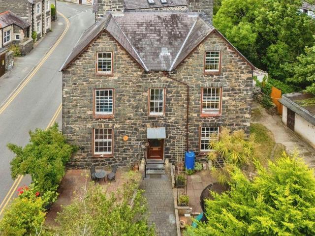 6 bedroom detached house for sale