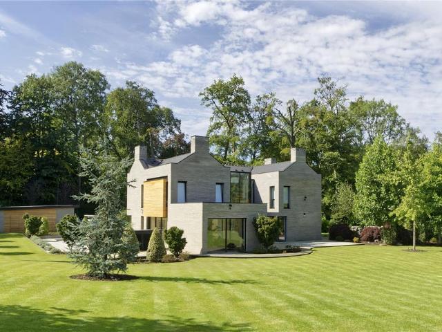 6 bedroom detached house for sale