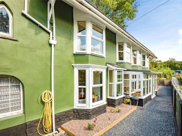 6 bedroom detached house for sale