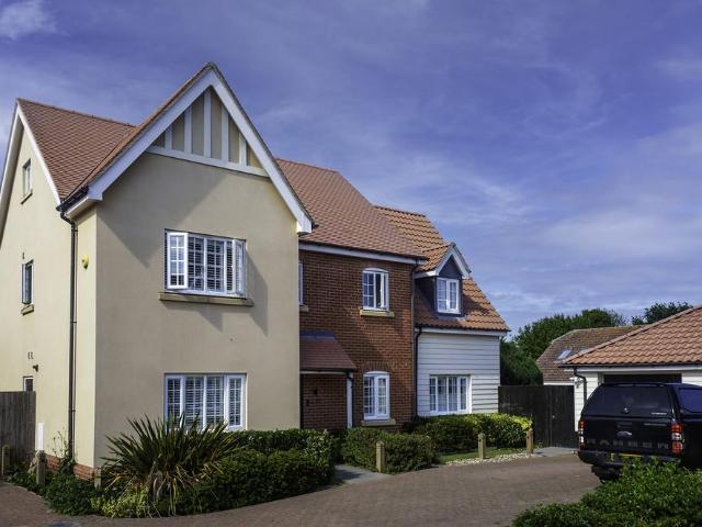 6 bedroom detached house for sale