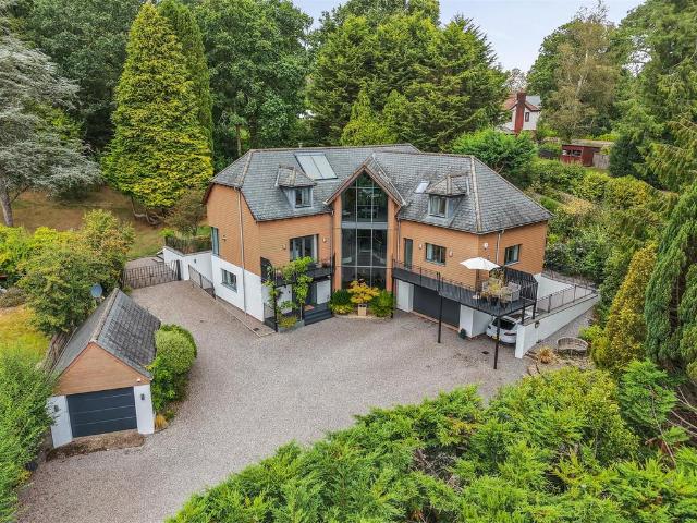 6 bedroom detached house for sale
