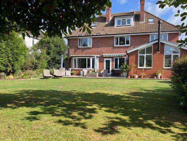 6 bedroom detached house for sale