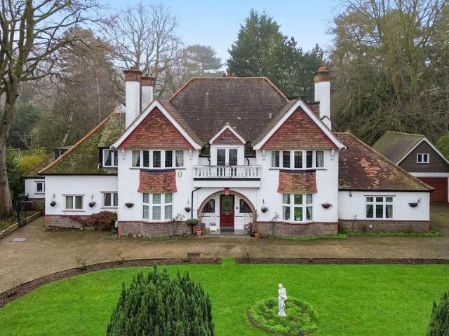 6 bedroom detached house for sale