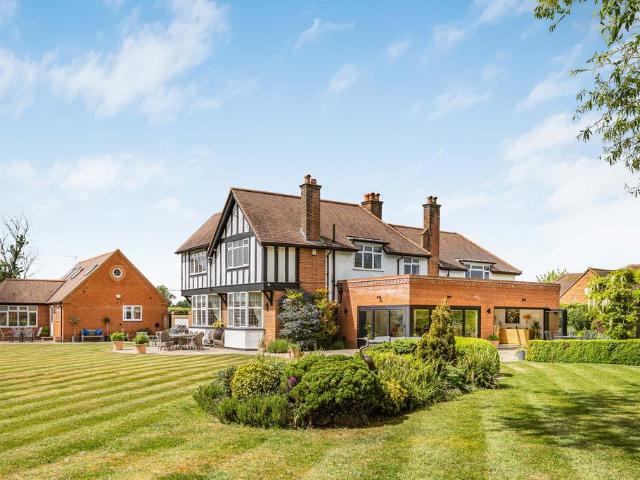 6 bedroom detached house for sale