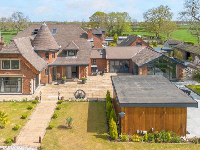 6 bedroom detached house for sale
