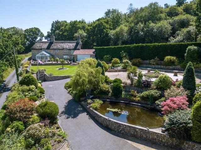 6 bedroom detached house for sale