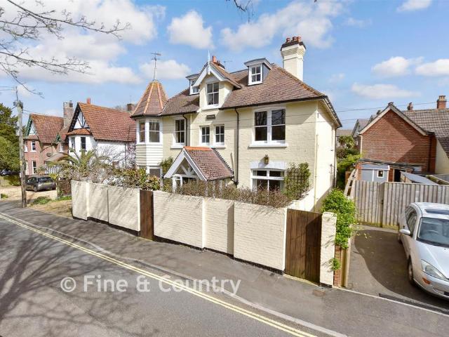 6 bedroom detached house for sale