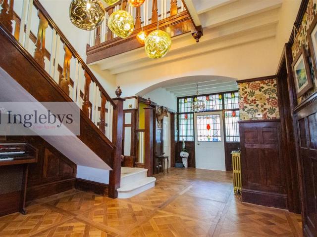 6 bedroom detached house for sale