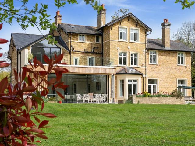 6 bedroom detached house for sale