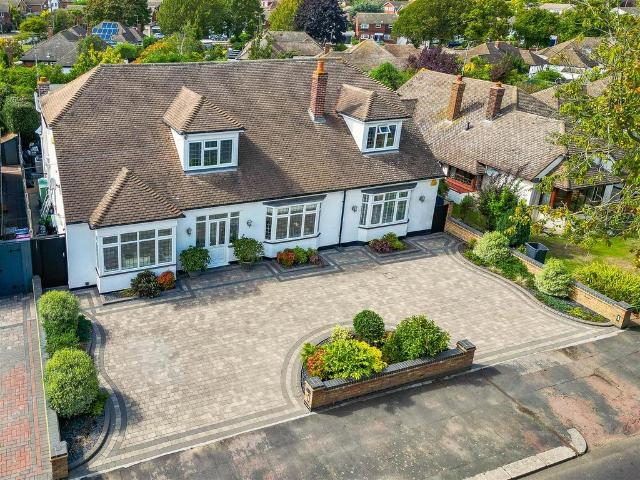 6 bedroom detached house for sale