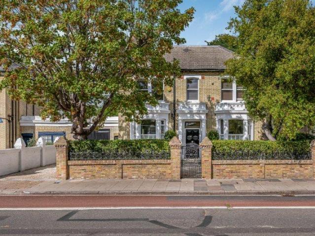 6 bedroom detached house for sale