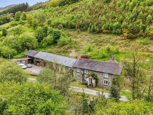 6 bedroom detached house for sale