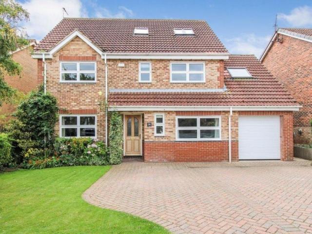 6 bedroom detached house for sale