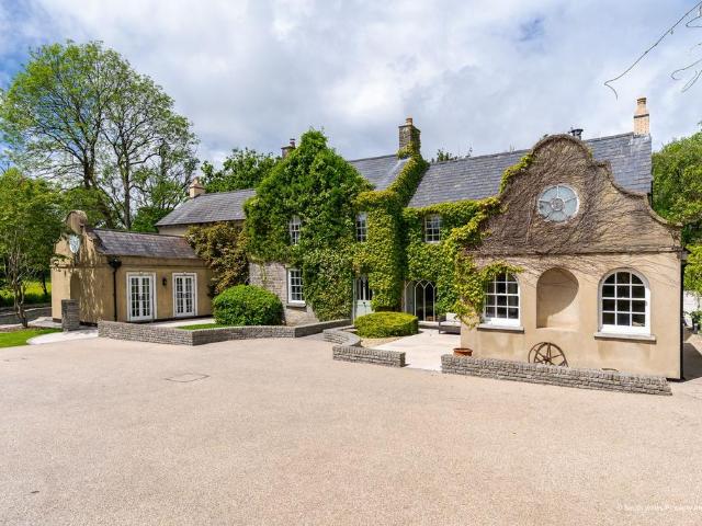 6 bedroom detached house for sale