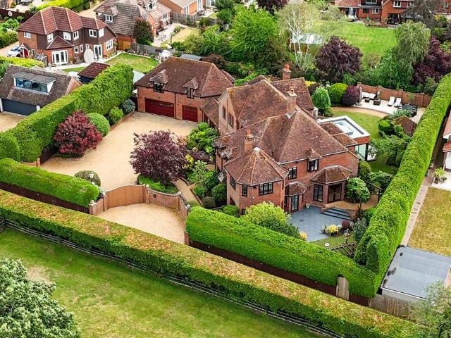 6 bedroom detached house for sale
