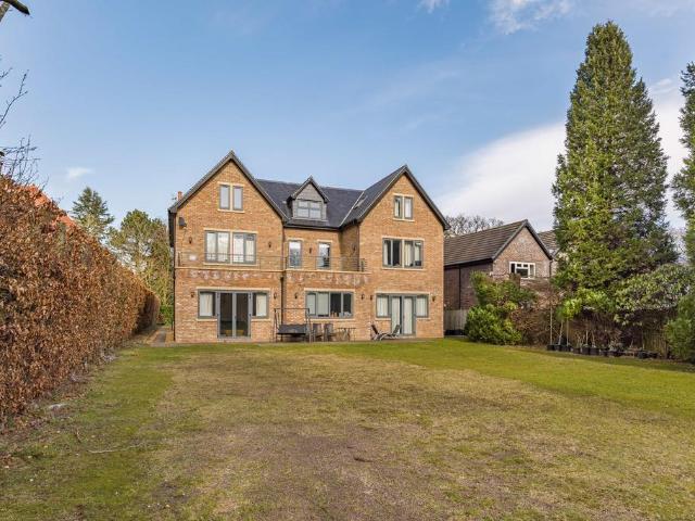 6 bedroom detached house for sale
