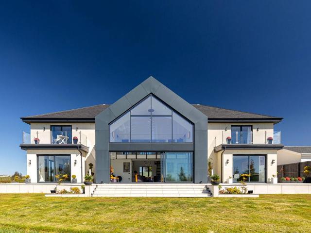6 bedroom detached house for sale