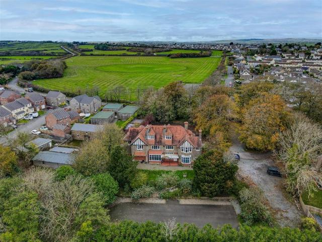 6 bedroom detached house for sale