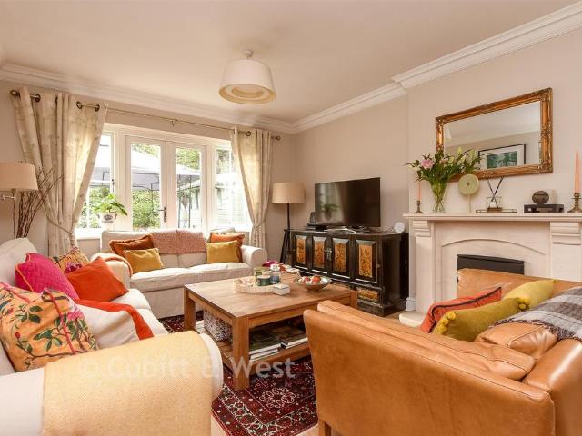6 bedroom detached house for sale