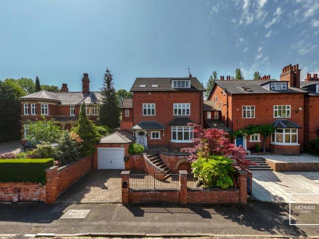 6 bedroom detached house for sale