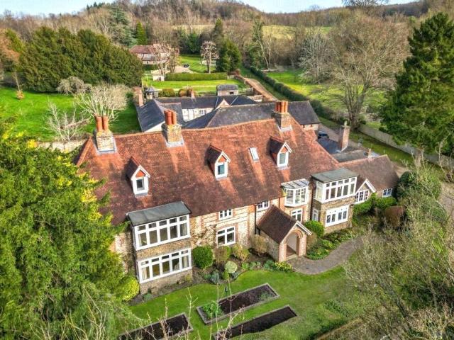 6 bedroom detached house for sale