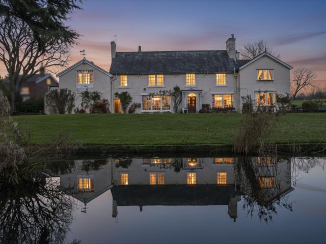 6 bedroom detached house for sale