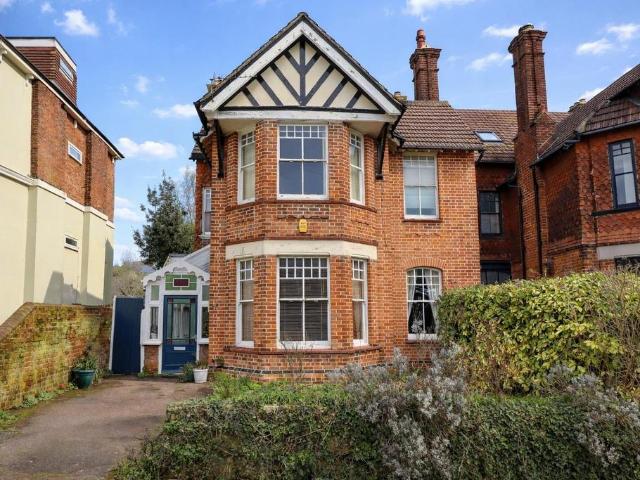 6 bedroom detached house for sale