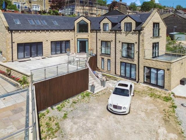 6 bedroom detached house for sale