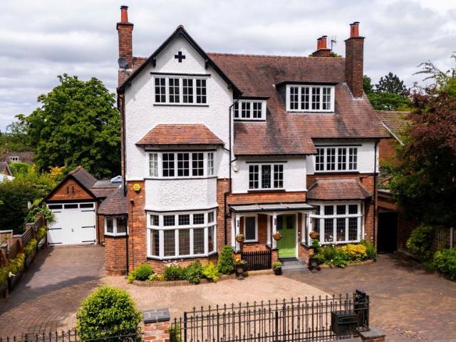 6 bedroom detached house for sale