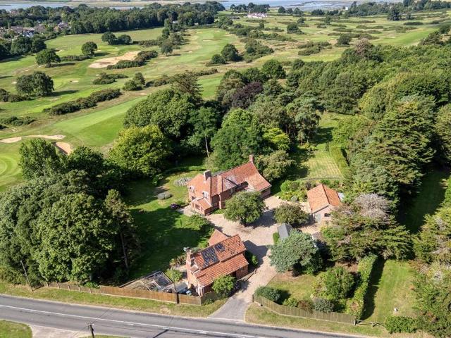 6 bedroom detached house for sale
