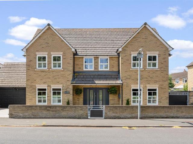 6 bedroom detached house for sale