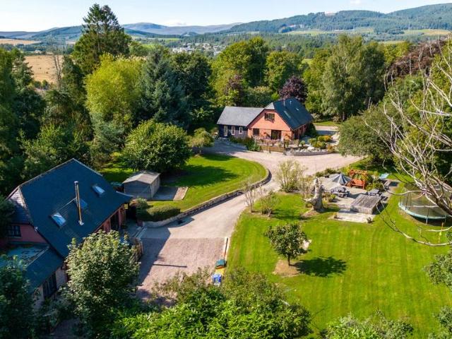 6 bedroom detached house for sale