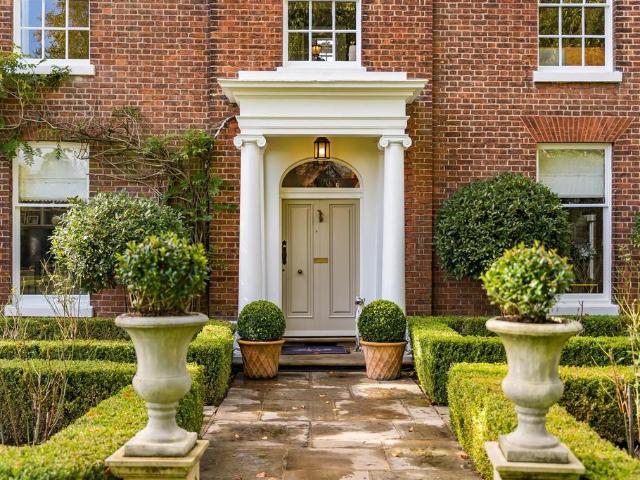 6 bedroom detached house for sale
