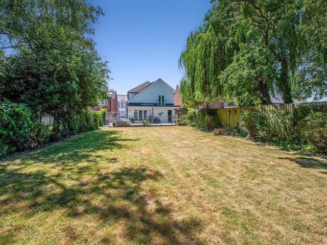 6 bedroom detached house for sale