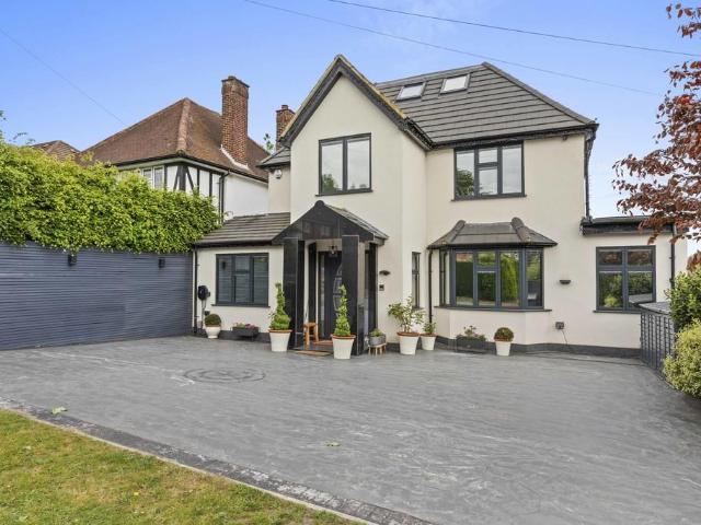 6 bedroom detached house for sale
