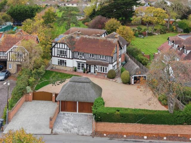 6 bedroom detached house for sale