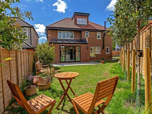 6 bedroom detached house for sale