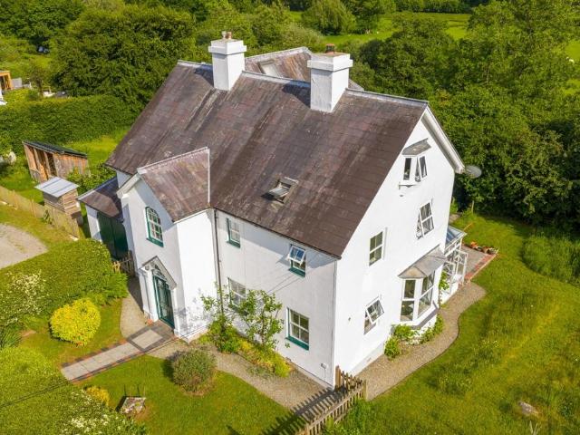 6 bedroom detached house for sale
