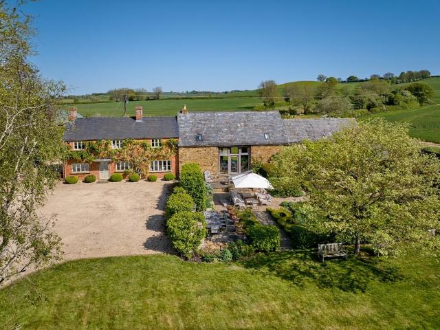 6 bedroom detached house for sale