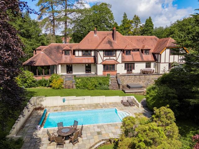 6 bedroom detached house for sale