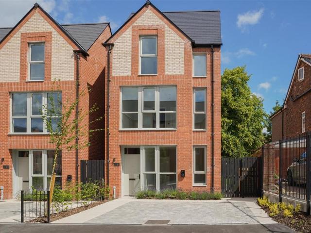 6 bedroom detached house for sale