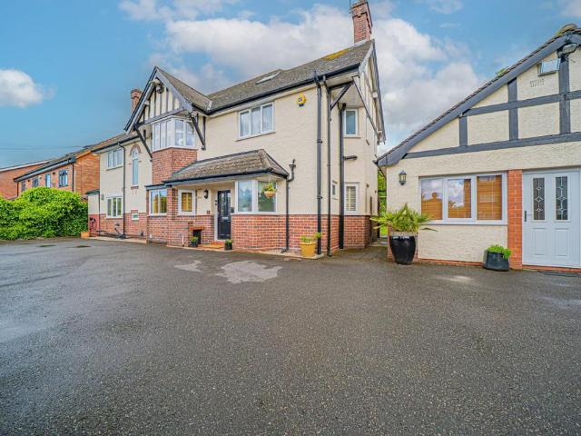 6 bedroom detached house for sale