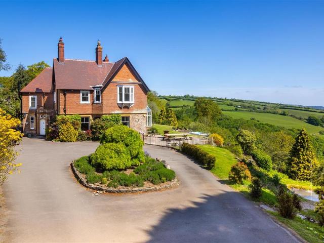6 bedroom detached house for sale
