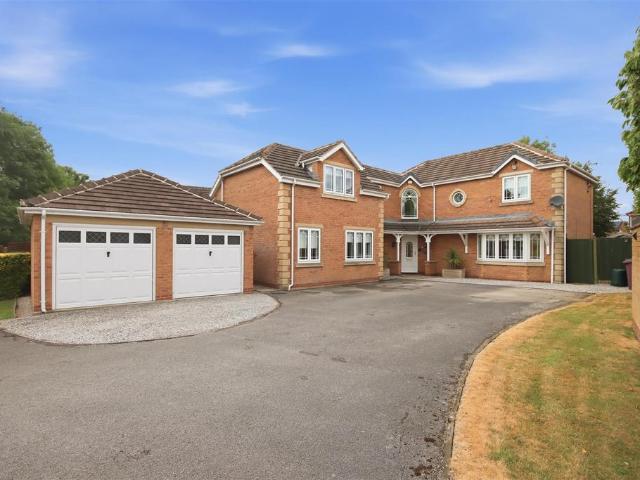6 bedroom detached house for sale