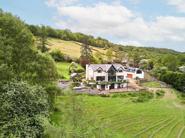 6 bedroom detached house for sale