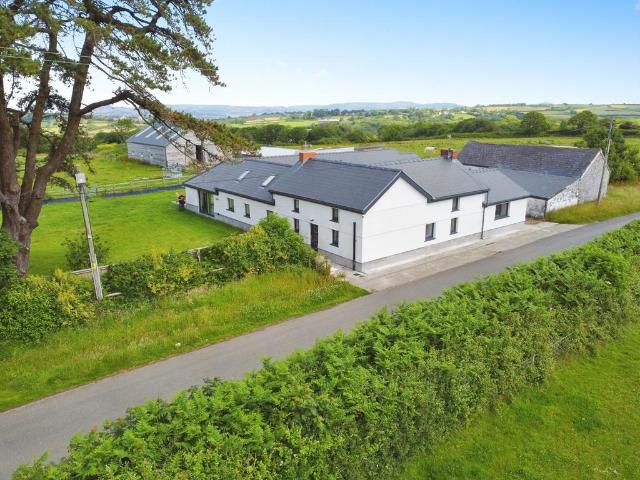 6 bedroom detached house for sale