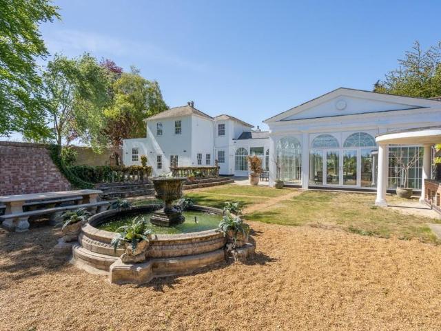 6 bedroom detached house for sale