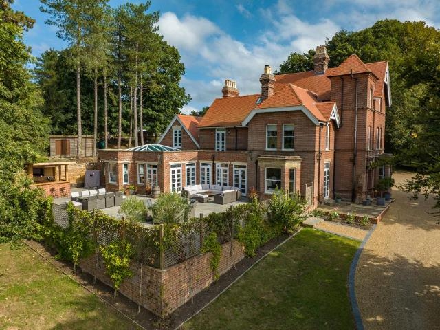 6 bedroom detached house for sale