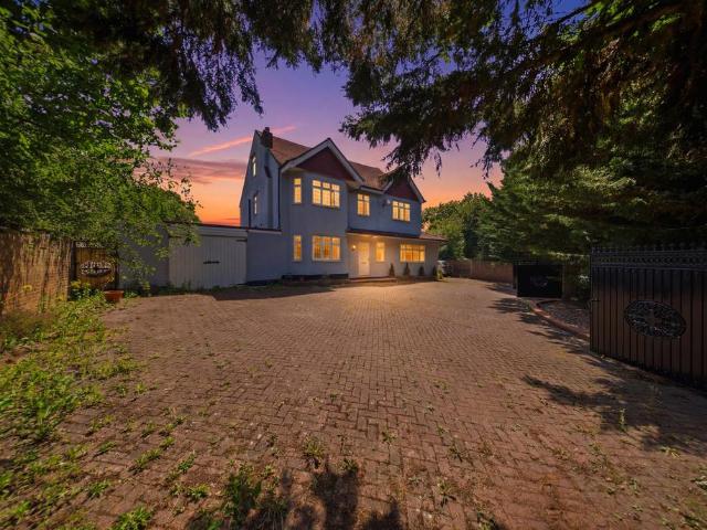 6 bedroom detached house for sale